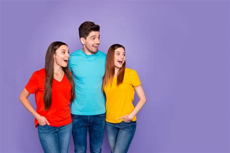 초상화 의 좋은 매력적인 사랑스러운 깜짝 쾌활한 쾌활한 쾌활한 기쁜 친절한 남자 입고 화려한 티셔츠 데님 기다리고 좋은 소식 수집 보라색 라일락 배경을 통해 고립 3 명에