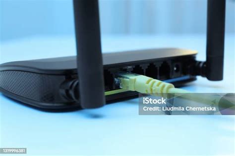 흰색 테이블 클로즈업에 라우터에 케이블을 연결합니다 무선 인터넷 통신 라우터에 대한 스톡 사진 및 기타 이미지 라우터 무선 기술 케이블 Istock