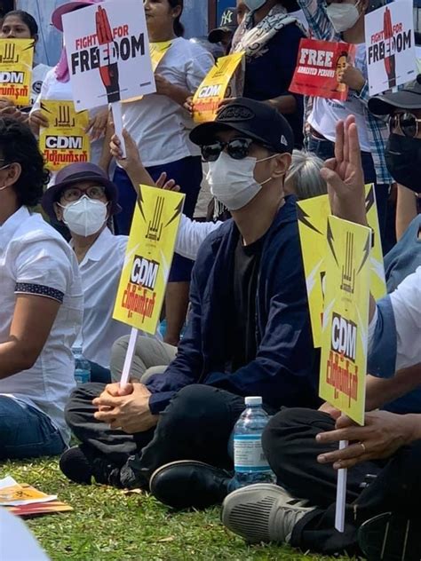 ၂၂၂၂၂ လူထုလှုပ်ရှားမှုကြီးမှာ ပြည်သူတွေနဲ့အတူ တစ်သားထဲ လမ်းမပေါ်ထွက်ကာ တက်တက်ကြွကြွပါဝင်ခဲ့တဲ့