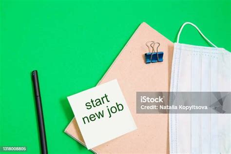 재활용 골판지 커버와 녹색 배경에 의료 보호 마스크메모장 복사 공간 문구 및 녹색 스티커 비문은 새로운 작업을 시작 원격 작업 개념 0명에 대한 스톡 사진 및 기타 이미지