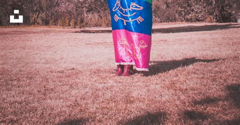 분홍색과 흰색 꽃 기모노를 입은 여자가 낮 동안 갈색 들판에 서 있다 사진 Unsplash의 무료 멕시코 시티 이미지