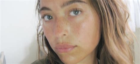 Kelly Ripas Daughter Rolls Up A Mirror Fitted Shirt In Her Bedroom To