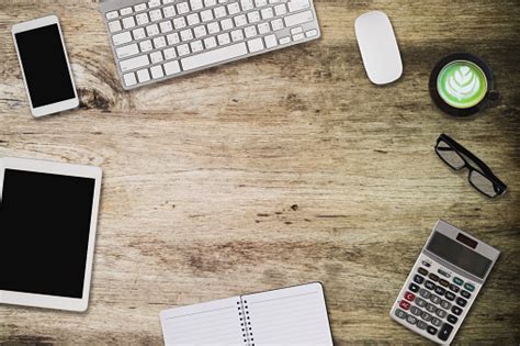 메모장 컴퓨터 태블릿 스마트폰 참고도 서 및 녹차 컵 나무 테이블 위에서 복사 공간 보기 계산기에 대한 스톡 사진 및 기타