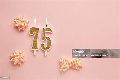 축제 장식이 있는 파스텔 핑크 배경에 숫자 75가 있는 양초 생일 축하 촛불 생일 기념일 중요한 날짜 휴일을 축하하는 개념입니다 복사 공간 기치 1에 대한 스톡 사진 및