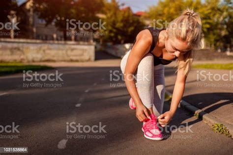 여름에 Sportsground에 실행 추적에 운동 화를 매는 젊은 여자 선수 교육에 대 한 준비 가냘픈에 대한 스톡 사진 및 기타 이미지 Istock