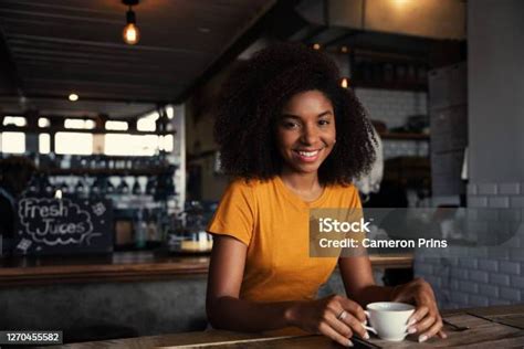카페에 앉아 세라믹 커피 잔을 들고 미소 짓는 아프로와 아름다운 여성 검은색에 대한 스톡 사진 및 기타 이미지 검은색 고객 곱슬 머리 Istock