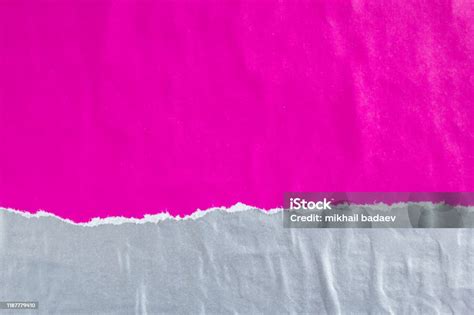 보라색과 은색 회색 구겨진 찢어진 광택 종이 포스터 또는 플래카드 질감 배경 텍스트에 사용할 수 있습니다 가장자리에 대한 스톡