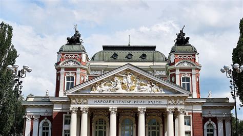 Опашки за билети за театър в София Новини бг