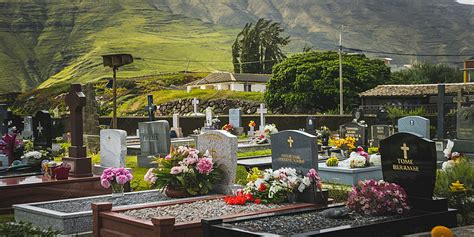 Quiet Remembrance A Public Burial Area Background Public Cemetery