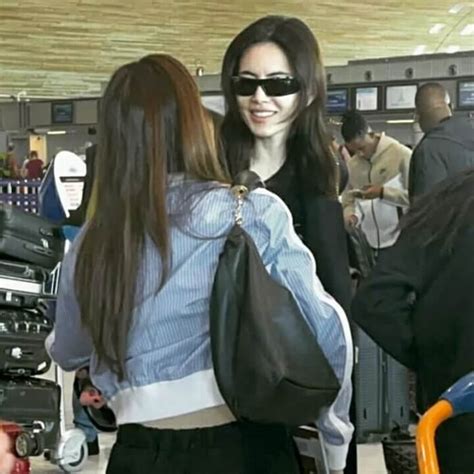 ใหม่ ดาวิกา ใบเฟิร์น พิมพ์ชนก โผกอดกันที่สนามบิน ช็อตที่หลายคนรอคอย