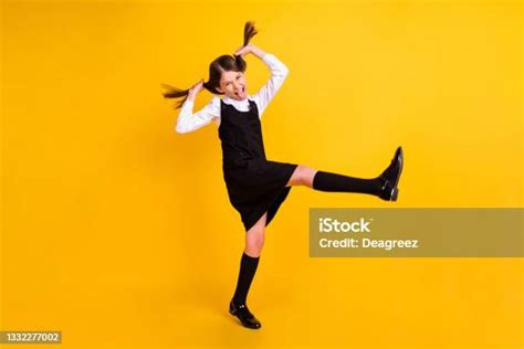 펑키 행복한 긍정적 인 작은 소녀의 전체 길이 사진은 노란색 색상 배경에 고립 된 펑키 홀드 손 꼬리를 뛰어 갈색 머리에 대한 스톡 사진 및 기타 이미지 Istock