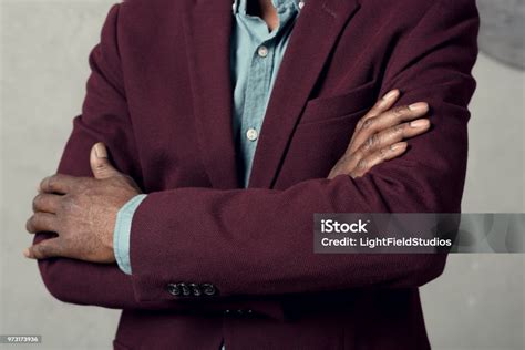 와인 색 자 켓에 교차 팔 세련 된 아프리카계 미국인 남자의 보기를 자른 기업 비즈니스에 대한 스톡 사진 및 기타 이미지 기업 비즈니스 남성 남자 Istock