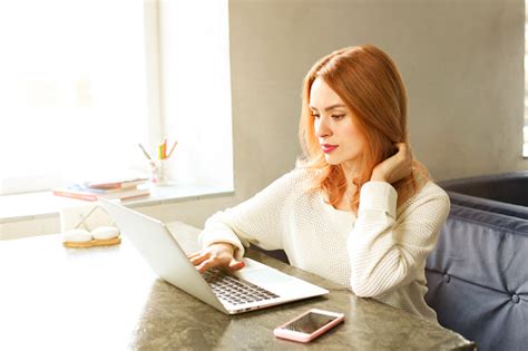 매력적인 Hipster 현대 로프트 카페 커피숍 레스토랑에서 젊은 여자 작가 블로거 디자이너 프리랜서 원격 작업 과정 E쇼핑 온라인 쇼핑 M 쇼핑 관능에 대한 스톡 사진 및