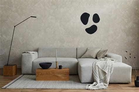 카피 스페이스 회색 소파 나무 큐브 디자인 꽃병 및 작은 개인 액세서리가있는 세련된 재팬 디 거실의 창조적 인 구성 창조적 인