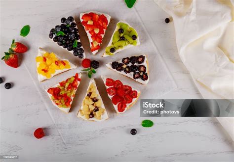 흰색 배경에 신선한 베리와 아름다운 케이크의 다양한 조각 갈색에 대한 스톡 사진 및 기타 이미지 갈색 거품 내기 건강한 식생활 Istock