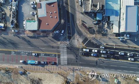 교차로서 차량 감지해 신호 바꾸는 신호등 연합뉴스