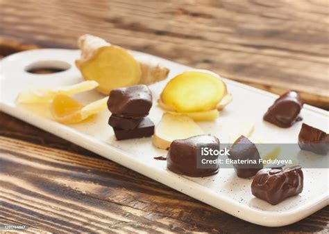 나무 테이블에 흰색 접시에 다크 초콜릿에 설탕에 절인 생강 조각 탈수 동양 과일 건강한 과자 산화 방지 제 0명에 대한 스톡 사진 및 기타 이미지 Istock