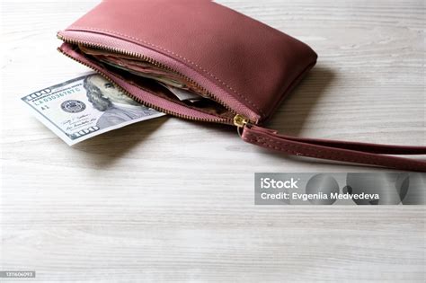 백 달러 지폐와 많은 돈이있는 분홍색 지갑 금융 비용 및 소득 개념 0명에 대한 스톡 사진 및 기타 이미지 0명 Championship 가득 찬 Istock