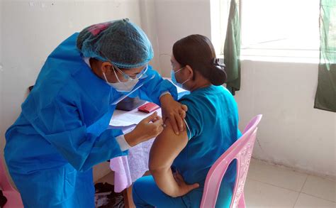 ဒက္ခိဏသီရိမြို့နယ်တွင် ကျန်းမာရေးဝန်ထမ်းများအား ကိုဗစ် ၁၉ ကာကွယ်ဆေး ထိုးနှံပေးလျက်ရှိ