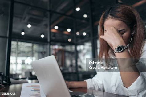 피곤 하 고 우울에서 느낌에 여자 좌절 불안의 개념입니다 걱정하는에 대한 스톡 사진 및 기타 이미지 걱정하는 고독 부정적인 감정 표현 과로 Istock