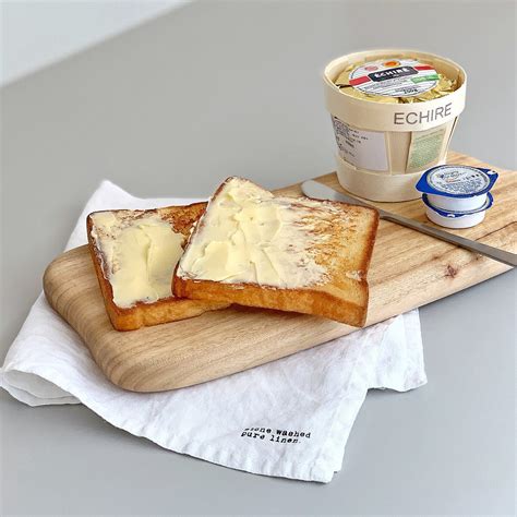 도제식빵 ☀️덥다더워⛱ 버터는 다른 스프레드 보다 식빵의 장점이 더 잘 느껴진다 무염버터는 잼을 발라 먹거나 빵을 구울 때 가염버터는 그냥 먹거나 과일을 올려 먹을