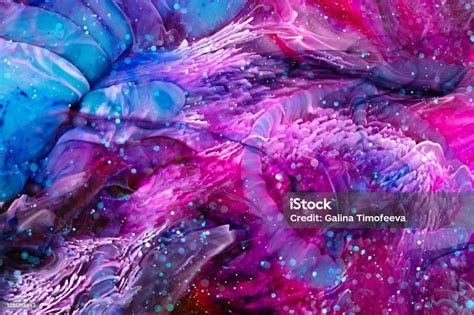 핑크 아쿠아마린 화이트 컬러의 에폭시 수지 텍스처 물보라와 소용돌이가 있는 유동적인 배경 스플래터 잉크가 있는 추상냉동 아트워크 밝은 색상은 매크로 사진 사진에 혼합됩니다