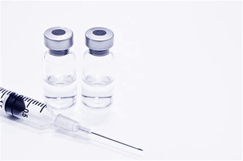 약물 또는 백신 및 3 Ml 바늘 고립 된 화이트 배경에 블루 톤 컬러와 플라스틱 주사기의 유리병 건강관리와 의술에 대한 스톡