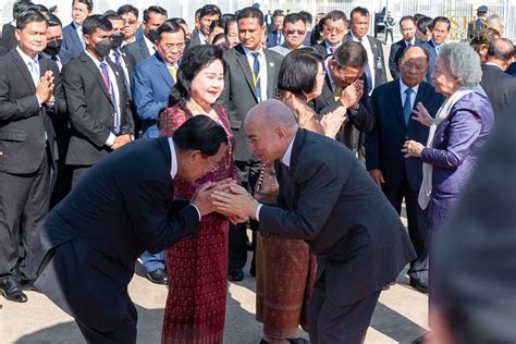 សម្ដេចតេជោ ហ៊ុន សែន និងសម្ដេចកិត្តិព្រឹទ្ធបណ្ឌិត ប៊ុន រ៉ានី ហ៊ុនសែន អញ្ជើញថ្វាយព្រះរាជដំណើរ