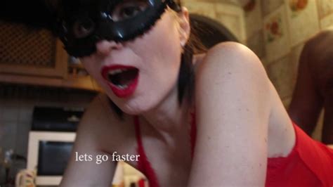 Нимфа в красном белье умоляет быть быстрее только большие члены Субтитры