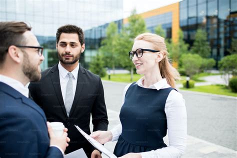 여름에 도시 환경에서 작업 회의를 하는 정장을 입은 젊은 동료들 사진 Unsplash의 러시아 이미지