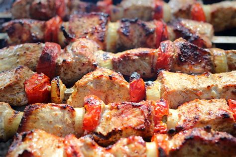 다진된 토마토와 양파 바베 큐에 요리의 조각과 꼬치에 중독 절인된 돼지고기의 육즙 조각의 조각 Shashlik는 화로에 요리 고기에 대한 스톡 사진 및 기타 이미지 Istock