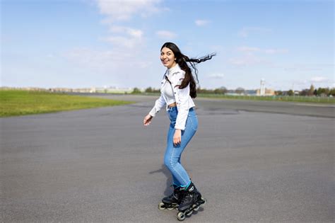 베를린의 템펠호퍼 펠트에서 롤러 스케이트를 타는 젊은 여성 롤러 스케이트에 대한 스톡 사진 및 기타 이미지 롤러 스케이트 롤러 스케이팅 스케이트 스포츠 Istock