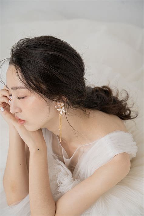 花在耳邊 流蘇款 手作水晶花樹脂飾品 耳環 新娘頭飾伴娘配飾 設計館 Randj Studio 耳環耳夾 Pinkoi