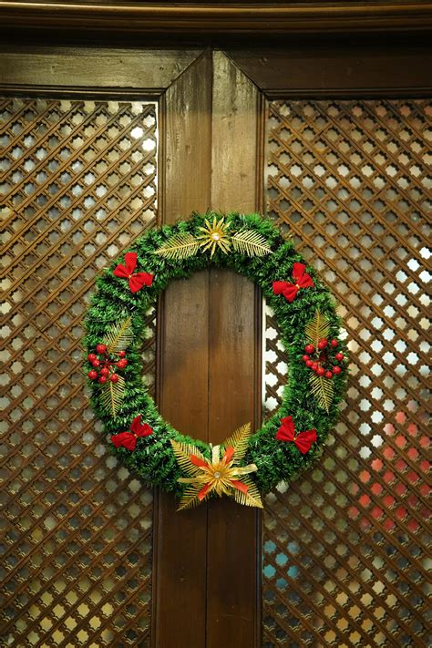 겨울 축하 겨울 휴가 계절 장식 금 싸구려 금 장식품 꽃꽂이 나무 장식 노엘 장식 레드베리 리본 메리 크리스마스 상록 가지 새해 소나무 가지 솔방울