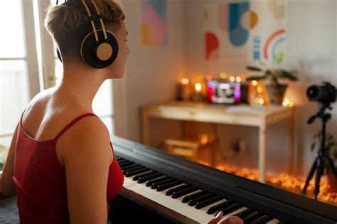 피아노를 연주하는 여성 옆모습 무료 사진