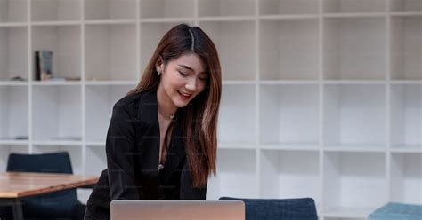 마케팅 계획을 위해 노트북에서 일하는 매력적인 아시아 사업가의 초상화 사진 Unsplash의 아시아 이미지