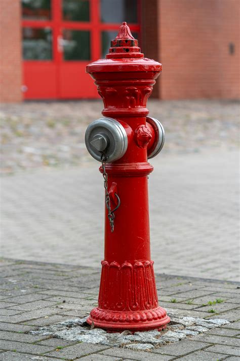 벽돌 길 위의 밝은 빨간색 소화전 · 무료 스톡 사진