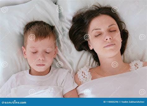 Mamma E Figlio Che Dormono Insieme Vista Superiore Fotografia Stock