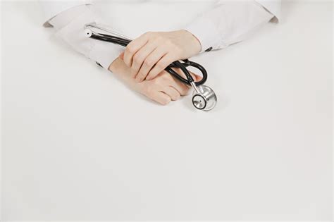 의사가 병원에 빛 사무실에 흰색 책상에 앉아 여자 룸에 손에 청진 기에 보유 하고있다 의학 개념입니다 광고에 대 한 공간을 복사 합니다 와 텍스트에 대 한 큰 장소 광고