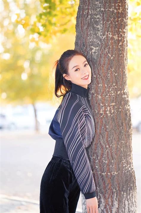 街拍一位气质高雅的熟女 搜狐大视野 搜狐新闻