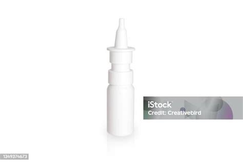 흰색 배경에 격리 된 흰색 플라스틱 비강 스프레이 병 코 혼잡 처리를 위한 비강 스프레이 용기 식염수 용액 콧물 감기 여유 공간 복사 공간 0명에 대한 스톡 사진 및 기타