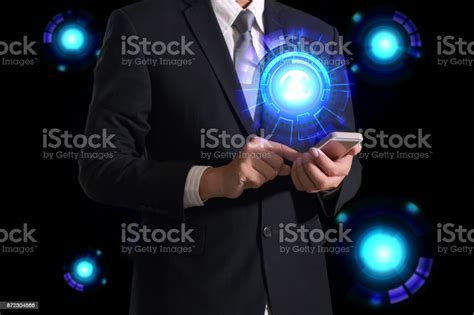 사업가의 이중 노출 보유 하 고 터치 스크린 스마트폰 모바일 및 디지털 사이버 원형 미래 비즈니스 기술 커뮤니케이션 및 혁신 개념으로 가상현실에 대한 스톡 사진 및 기타