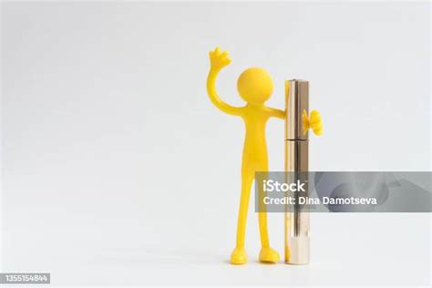 행복한 노란 남자 작은 남자는 한 손에 잉크를 들고 다른 손은 제기된다 마스카라의 올바른 선택 개념 0명에 대한 스톡 사진 및 기타 이미지 Istock