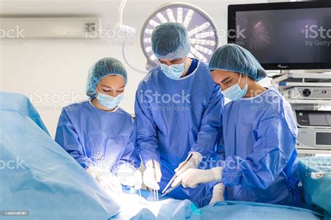 의료팀의 그룹은 급히 외과 수술을 하고 병원에서 극장에서 환자를 돕습니다 밝은 현대 수술실에서 외과 수술을 수행하는 의료 팀 5명에 대한 스톡 사진 및 기타 이미지 Istock