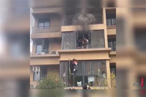 居民楼着火，快递小哥徒手爬楼，救下一家三口！爬楼居民楼一家