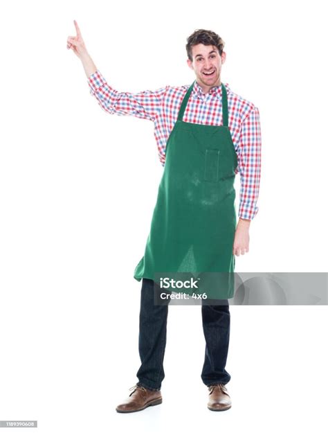 2029세 성인 잘생긴 자백 남성 남성 서 있는 깅감 청바지 앞치마 미소 행복 쾌활한 풀 길이 1인 정면 보기 남자에 대한 스톡 사진 및 기타 이미지 Istock