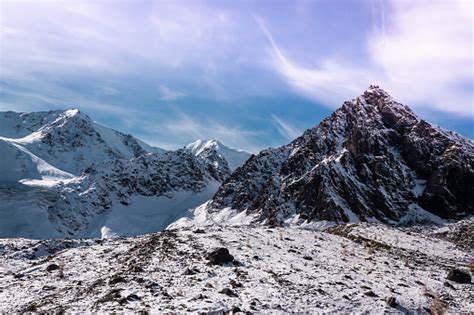 겨울에 산에서 새벽 또는 일몰 핑크 구름 아래 산 범위 바위는 눈과 보라색 하늘로 덮여 있다 겨울에 대한 스톡 사진 및 기타