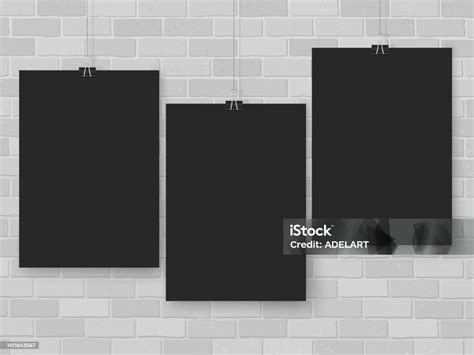벽돌 벽에 바인더 클립에 포스터 직사각형 검은 종이 모형 디자인을위한 현대적인 수직 프레임 레터링 드로잉 프리젠 테이션 또는