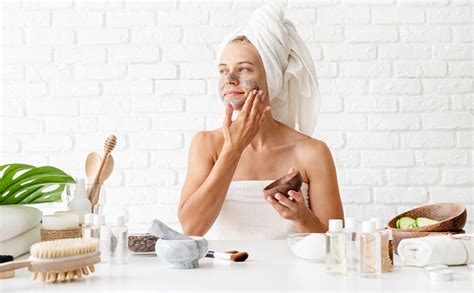 하얀 수건을 입고 있는 젊은 여성 얼굴에 스파 점토 얼굴 마스크를 바르고 20 29세에 대한 스톡 사진 및 기타 이미지 20 29세 25 29세 건강한 생활방식