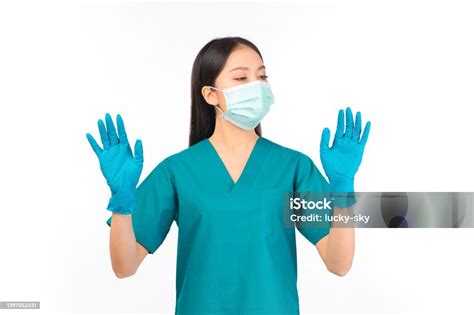 초상화 아시아 여성 의사 스크럽 서있는 손가락 보호 독감 차가운 얼굴 마스크와 수술 장갑을 착용 25 29세에 대한 스톡 사진 및 기타 이미지 Istock